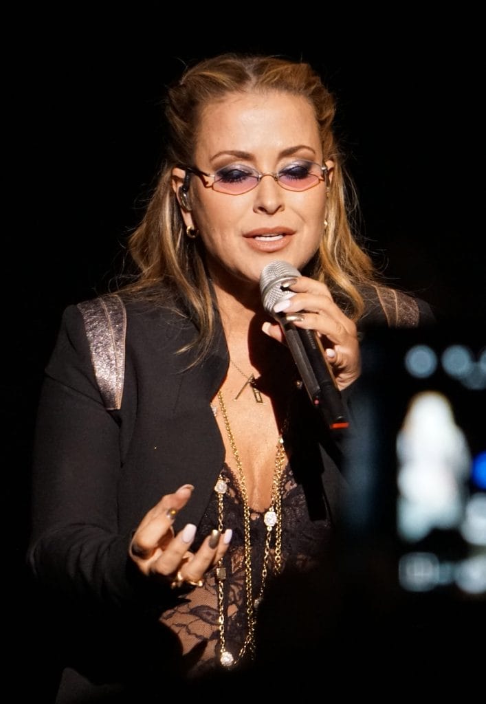 Singer Anastacia Finally Unveils The Truth Behind Her Signature ...